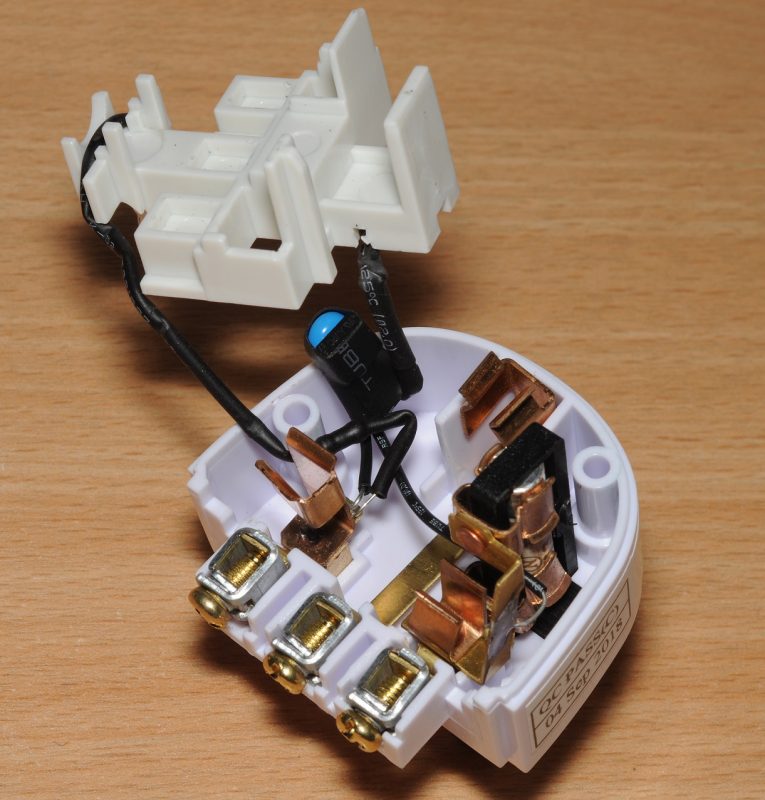 OMG. It’s a UK (BS1363) Piggyback Plug | Matt's Tech Pages